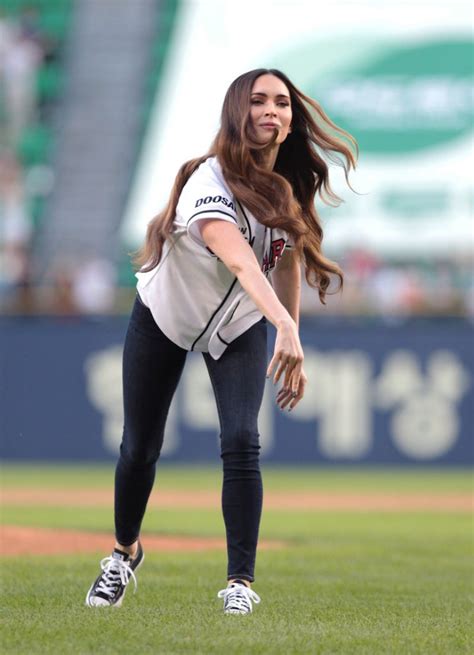 Megan Fox Throws 1st Pitch At Lg Twins Vs Doosan Bears Game In Seoul