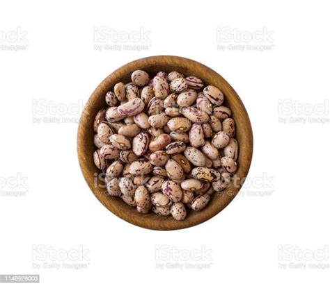 신장 콩 흰색 배경에 고립입니다 평면도 흰색 배경에 고립 된 나무 그릇에 신장 콩 텍스트에 대 한 복사 공간을 가진 신장 콩