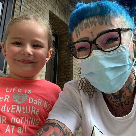 Mama Za Kojom Se Svi Okre U Nisam Ni Ta Manje Ena