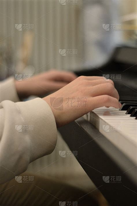 弹钢琴