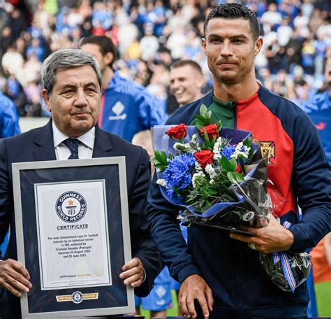 رونالدو پس از دریافت جایزه گینس رسیدن به 200 بازی ملی دستاوردی