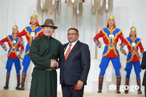 Шог зураач Ц Байды Ардын зураач цол хүртлээ