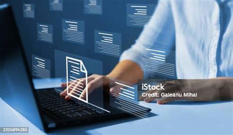 온라인 문서 데이터베이스 문서 디렉토리 및 문서 관리 시스템 개념 파일을 효율적으로 관리하기 위한 프로세스 자동화 문서에 대한 스톡 사진 및 기타 이미지 Istock