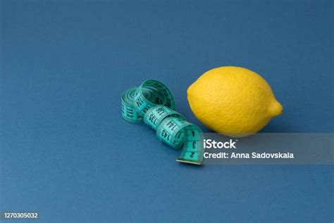 밝은 노란색 레몬 근처에 누워 측정 테이프는 어두운 파란색 배경에 누워 텍스트 해독 및 다이어트 개념에 대한 공간을 복사 0명에 대한 스톡 사진 및 기타 이미지 Istock