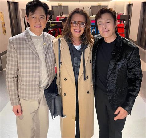 لی جونگ جه “بازیگر نقش شماره 456 سریال بازی مرکب “به همراه نامزد زیباشعکس