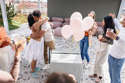 야외에서 성별 공개에서 아기의 성별을 알아낸 후 포옹하는 임산부 25 29세에 대한 스톡 사진 및 기타 이미지 25 29세