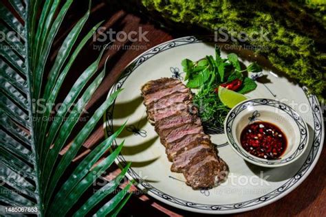 레몬 민트 바질 싹이 튼 콩나물 그릇에 담긴 소스 고사리와 이끼를 배경으로 테이블 위의 접시에 고추를 곁들인 튀긴 고기 조각 건강한 생활방식에 대한 스톡 사진 및 기타