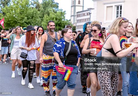 Lgbtq 권리를 기념하는 다양한 참가자가 등장하는 활기찬 프라이드 퍼레이드는 나무와 건물을 배경으로 활기찬 도시 환경에서 다채로운 의상 깃발 즐거운 표정을 선보입니다