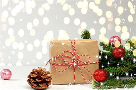 텍스트 새해 판매 및 쇼핑 개념 블랙 프라이데이 상점 및 화면 선택적 초점을위한 광고 배너 용 공간이있는 Bokeh 배경에 휴일 선물 공예 상자 2025년에 대한 스톡 사진