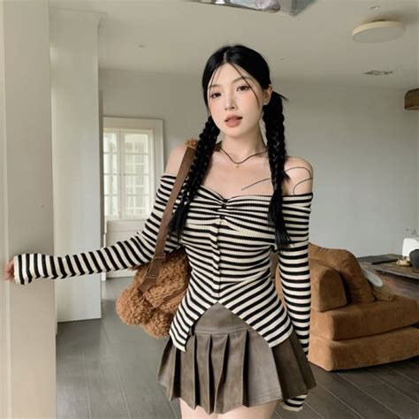 오프숄더 버튼 디테일 슬릿 슬림핏 티셔츠 러블리 캐주얼 데일리 데이트 여성 기본 편한 얇은 귀여운 맨투맨