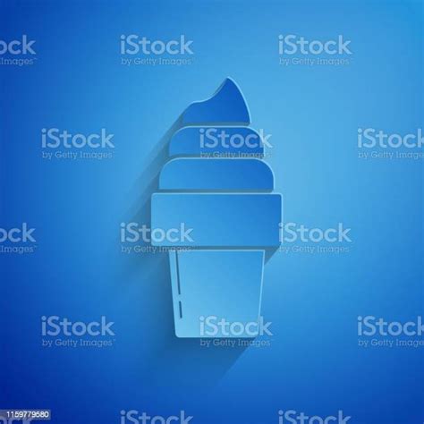 파란색 배경에 고립 된 와플 콘 아이콘에 종이 컷 아이스크림 달콤한 기호입니다 종이 아트 스타일입니다 벡터 일러스트레이션 0명에 대한 스톡 벡터 아트 및 기타 이미지