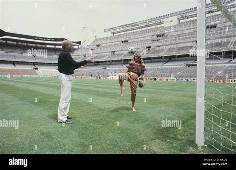 Günther Netzer Und Ehefrau Im Stadion Santiago Bernabeu Madrid 1982