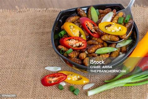 누에 푸페 그릇에 조미료와 자루에 숟가락으로 요리 곤충 고기로 만든 식품 으로 먹는 음식 곤충은 단백질 식용의 좋은 소스입니다 엔토모파기 개념 0명에 대한 스톡 사진 및