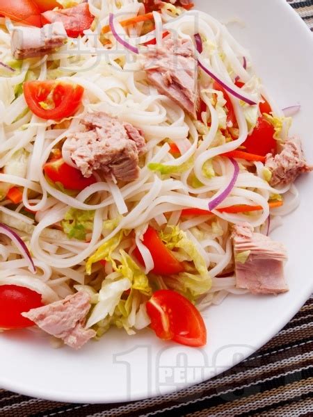 Бърза салата с оризови спагети нудълс риба тон айсберг и чери домати