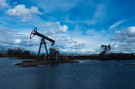 빔 펌핑 유닛은 숙제 오일 필드의 일몰입니다 석유 펌프 오일 장비 에너지 산업 기계 펌프가 우물에 설치 된 펌핑 장치 유전 장비 강철에 대한 스톡 사진 및 기타 이미지