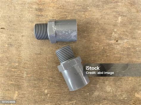 회색 Pvc 플라스틱 파이프 피팅 나무 배경에 격리 Pvc 파이프 밸브 소켓 Pvc 파이프 연결 설치에 대한 스톡 사진 및 기타 이미지 Istock