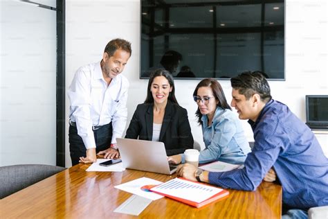 라틴 아메리카의 사무실에서 프로젝트를 공동 작업하는 컴퓨터를 가진 라틴 사업가 사진 Unsplash의 팀워크 이미지