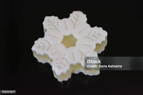 검은 광택 표면에 누워 하나의 큰 눈송이의 형태로 아름다운 흰색 수제 향기로운 비누 0명에 대한 스톡 사진 및 기타 이미지 0명 검은색 겹꽃 Istock