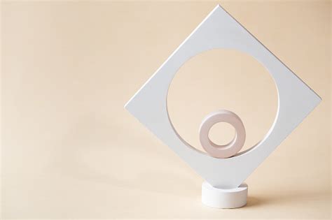 베이지 색 배경에 흰색 연단 템플릿 프리젠 테이션 제품을 조롱 파스텔 색상은 기하학적 형태로 구성을 스타일화했습니다 최소한의 개념 제품 모형 Fashion Show에 대한