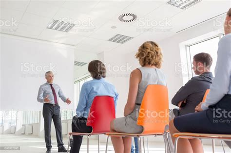 성숙한 사업가 회의 하는 동안 사무실에서 동료에 게 전략을 설명 남자에 대한 스톡 사진 및 기타 이미지 남자 남자 사업가