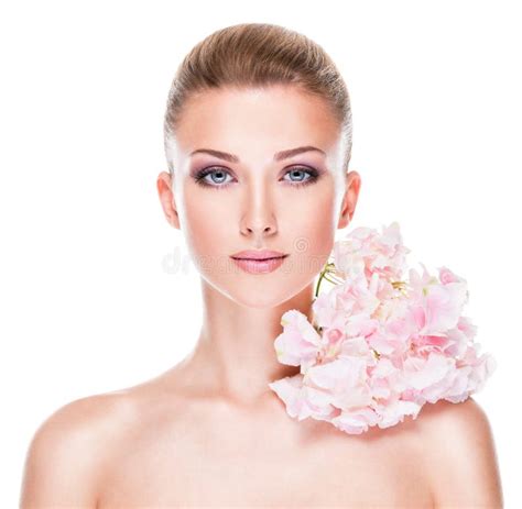 Porträt Einer Jungen Schönen Frau Mit Einer Gesund Sauberen Haut Des Gesichtes Stockfoto Bild