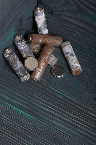 부식으로 코팅 된 손가락 형 배터리를 보냈다 그들은 검은 색과 녹색으로 그린 브러시 소나무 보드에 누워 0명에 대한 스톡 사진 및 기타 이미지 Istock