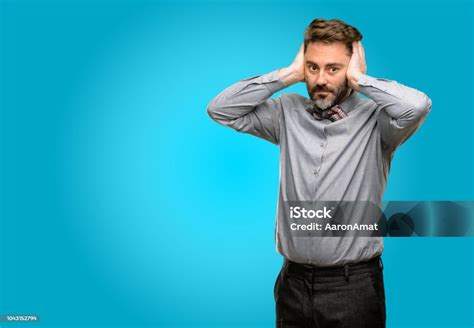 중 년 남자 수염과 나비 넥타이 성가신 시끄러운 소음을 무시 하 고 귀를 덮고 귀 청각 소리를 피하기 위해 연결 합니다 시끄러운