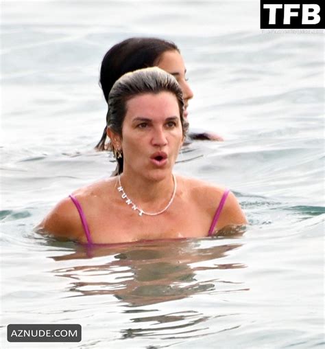 Ashley Roberts Sexy Seen Flaunting Her Hot Bikini Body At The Beach In