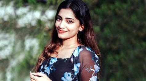 Malavika Sreenath గదిలోకి పిలిచి బలవంతంగా హగ్ చేసుకున్నాడు హీరోయిన్