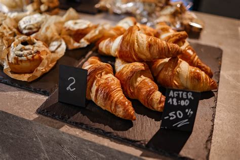 과자 굽는 판 누룩 달콤한 러스틱 맛있는 목조 테이블 미식가 바게트 반죽 버터 베이커리 베이킹 부서지기 쉬운 불란제 브런치 빵 사탕 색다른
