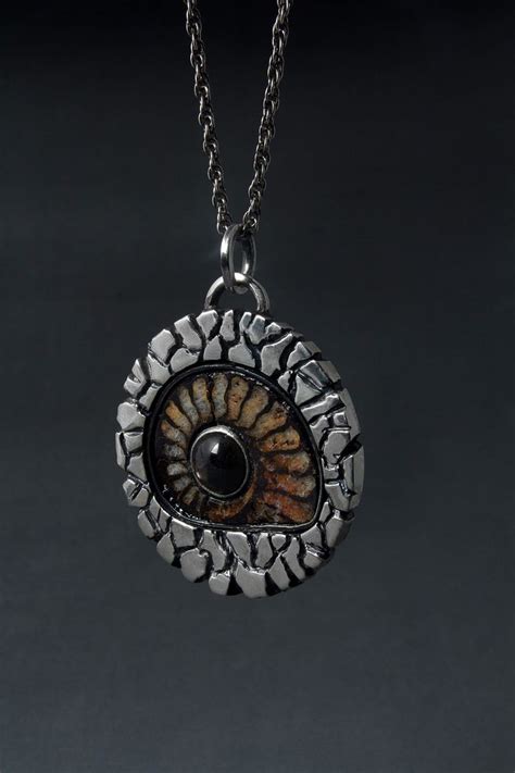 Кулон с аммонитом и гиперстеном «Хтонический Взгляд