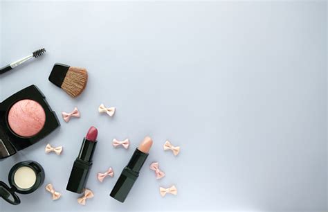 화장품 포장makeup 보라색 배경 설정입니다 그룹 브러시 재단 아이 섀도 립스틱 파우더 스킨케어 크림 세럼 얼굴 아름다움 제품입니다 화장품입니다 아티스트 부속품을 확인