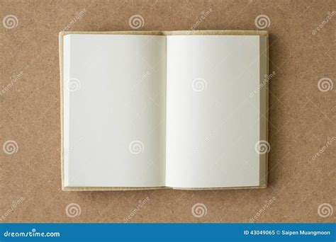Пустая книга открытая на текстурированном коричневом Стоковое ...