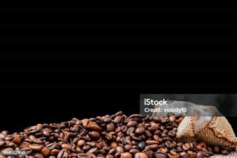 신선한 볶은 커피 콩은 검은 배경에 자루를 떨어 식탁에 가방에서 흩어져 있는 브라운 커피 콩 0명에 대한 스톡 사진 및 기타