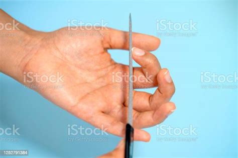 젊은 여자 손톱 파일을 사용하여 손 흰색 수건에 간단한 매니큐어 세트 흰색 테이블 배경입니다 근접 촬영 관점 샷 하향 보기 스톡 사진 가까운에 대한 스톡 사진 및 기타