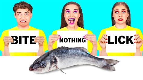 Beißen, Lecken oder Nichts Challenge | Lustige Essenssituationen von DaRaDa Best - YouTube