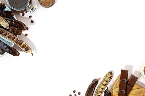 베이지 색 배경에 유기농 캐롭 포드 분말 및 캐롭 당밀 메뚜기 콩 건강 식품 세라토니아 실리쿠아 하누프 천연 비건 식사 창조적 인 음식 배경 공간을 복사합니다 플랫 레이