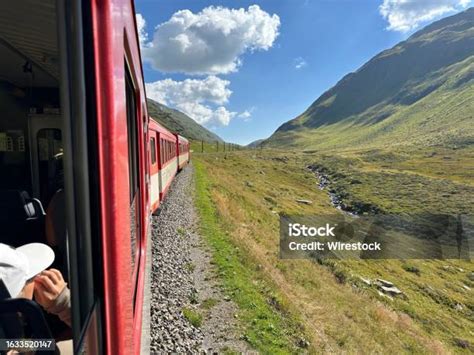다른 남자가 산을 뒤로하고 긴 기차 선로를 따라 타는 것을 지켜보는 남자 거리가 먼에 대한 스톡 사진 및 기타 이미지 거리가 먼 경관 구름 Istock