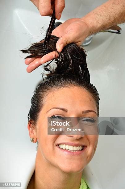 발코니에서 아름다운 여자 씻기의 머리 시 머리 옷서랍 갈색 머리에 대한 스톡 사진 및 기타 이미지 갈색 머리 건강한 생활