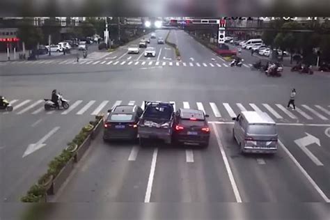 这是我见过最“牛”的见缝插针，要不是监控，谁信监控