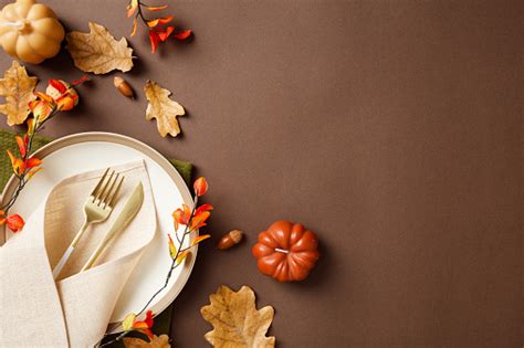 빨간 배경에 하얀 접시 금 칼 붙이 호박 양초 도토리 참나무 잎이 있는 가을 테이블 세팅의 평면도 추수 감사절 저녁 식사 개념 11월에 대한 스톡 사진 및 기타 이미지