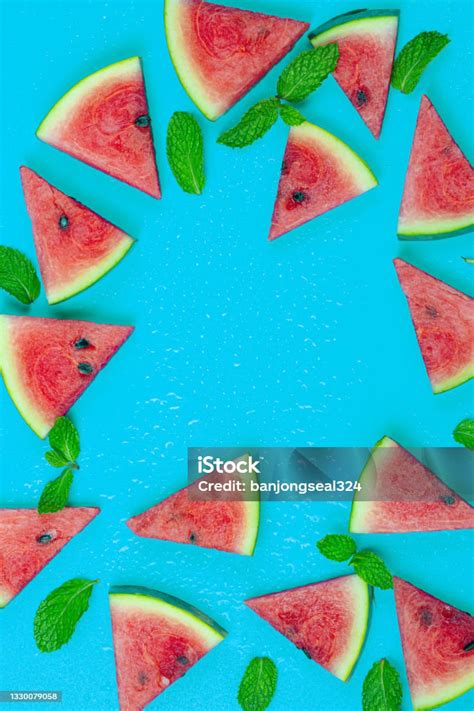 파란 배경에 수박 웹 배너와 파스텔 색상 배경에 신선한 수박과 파인 사과여름 과일의 그룹에 대한 최소한의 평면 누워 창조적 인 디자인 0명에 대한 스톡 사진 및 기타 이미지