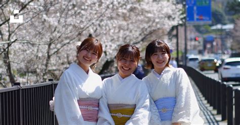 기모노를 입은 한 무리의 여성들이 보도에 서 있습니다 사진 Unsplash의 무료 교토 이미지