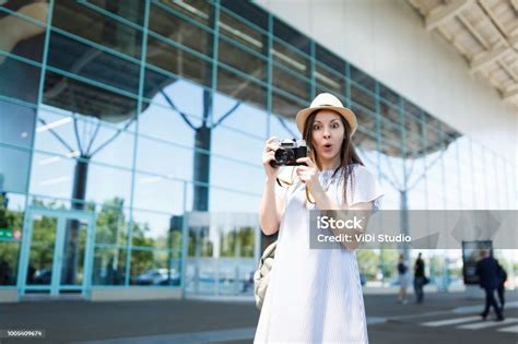 젊은 배낭 보류 복고풍 빈티지 사진 카메라로 국제 공항에서 여행자 관광 여자 모자에 충격 여성 승객 주말도 주에 여행을 해외