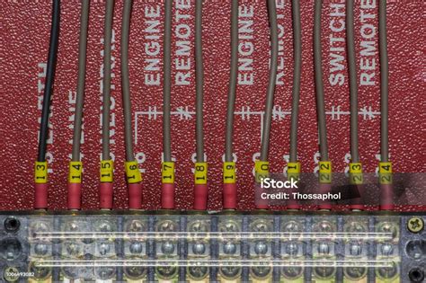 전선 케이블 및 퓨즈 박스에서 볼트 전력 회로 제어의 갈색 와이어 제어 합니다 건설 산업에 대한 스톡 사진 및 기타 이미지