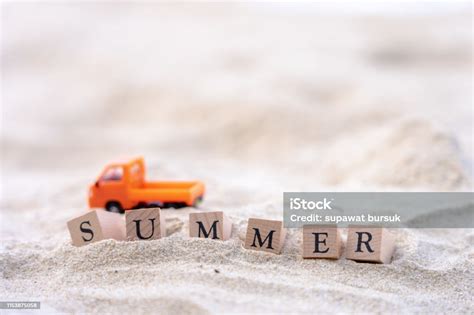 나무 블록에 쓴 여름 단어는 모래 해변에 넣어 푸른 하늘 배경으로 낮에 바다 전망 여름 시즌 컨셉 개념에 대한 스톡 사진 및 기타 이미지 Istock