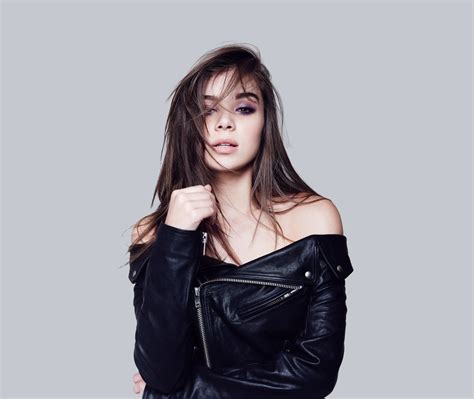 X Resolution Cute Hailee Steinfeld In Black X Resolution Wallpaper Wallpapers Den