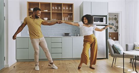 집에서 춤을 추는 커플 남편과 아내는 재미 있고 춤을 추고 있습니다 여자 친구와 남자 친구는 장난기가있다 주말에 춤을 추는 법을