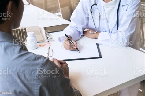 청진기로 의사 확인 몸 의료 및 의료 개념 흰색 유니폼 가운 코트 인터뷰 상담 환자 전문 의사 2명에 대한 스톡 사진 및 기타 이미지 Istock