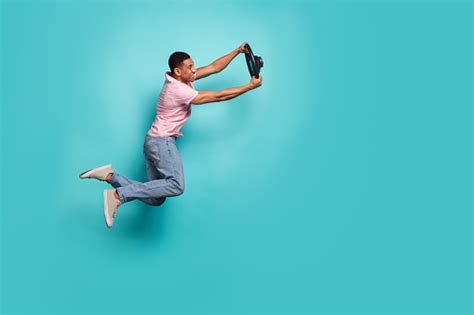 재미있는 펑키 한 남자의 전체 길이 사진 핑크 티셔츠 상승 자동 점프 높은 빈 공간 고립 청록색 배경 운전하기에 대한 스톡 사진 및 기타 이미지 Istock